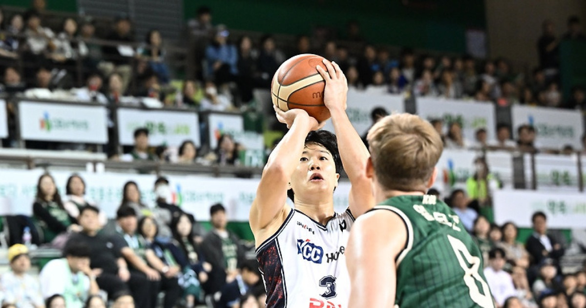 '허웅 위닝샷' KCC, 접전 끝에 DB 86-84 제압…단독 1위 도약