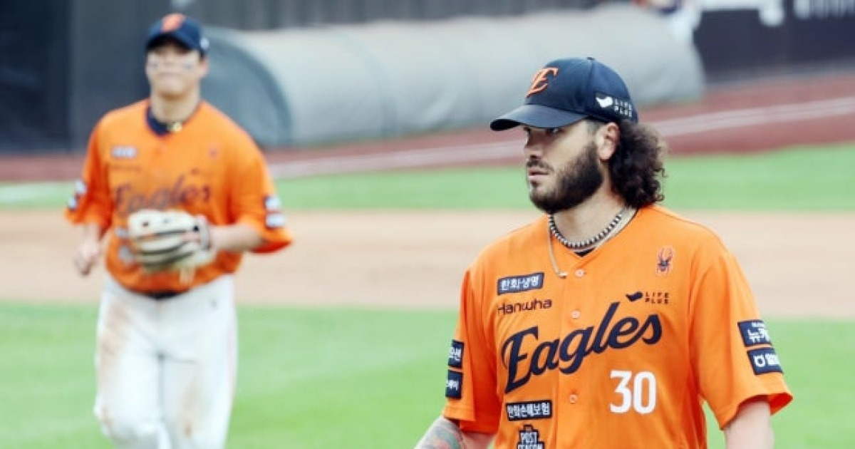 '4관왕' 폰세 써보지도 못하고 대역전패, 한화 19년 만의 KS 진출 '빨간불'... 이것이 최선이었나 [PO4 현장]