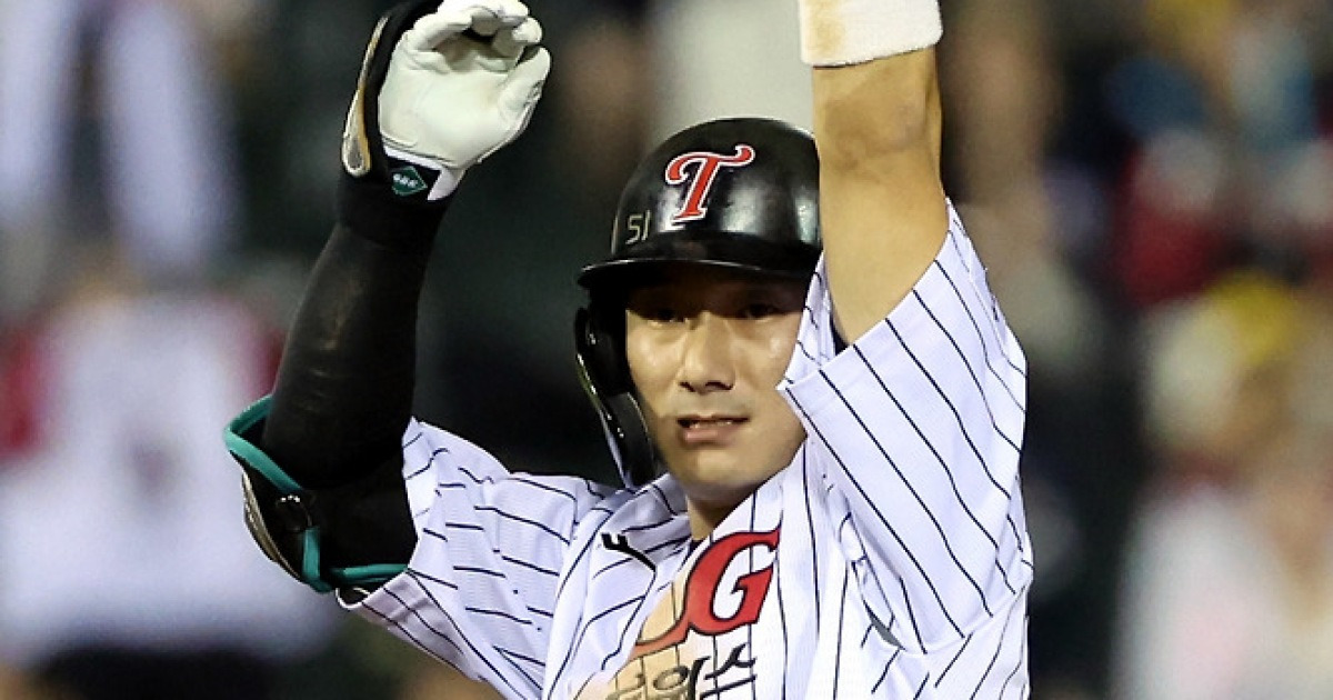 문동주 만나는 LG 신민재의 너스레 "피칭머신 160㎞ 공도 쳤다"[KS1]