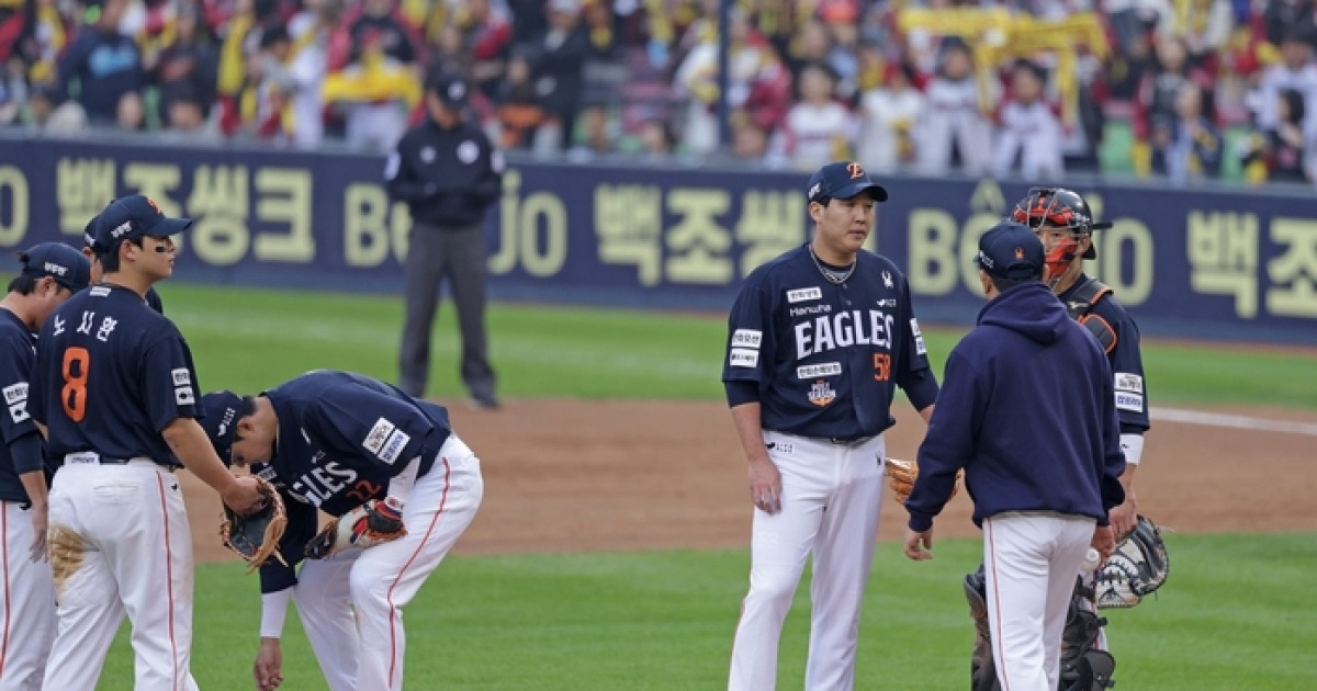 좌타 많은 LG 상대로 우투 불펜?…정석 대신 김경문의 ‘감’→결국 한화의 패착 [KS1 승부처]