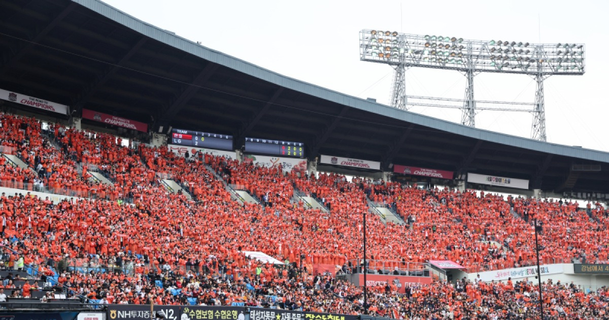부슬비도 급추위도 야구팬 열정 막을 수 없었다, '33연속' LG-한화 KS 1차전도 매진 [KS1]