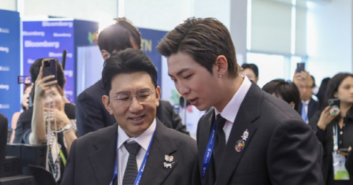 방시혁 하이브 의장·RM, 'APEC CEO 서밋' 하이브 홍보부스 관람