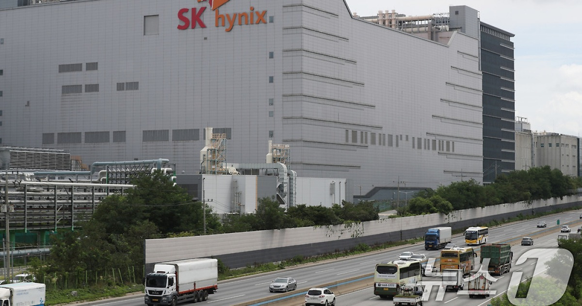 [IR] SK하이닉스 "내년 HBM 매진…2027년도 공급 타이트해"