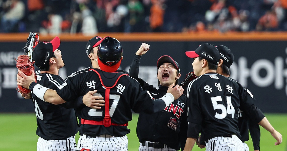 '9회 6득점' LG, 7-4 극적 뒤집기…통합 우승 1승 남았다(종합)[KS4]