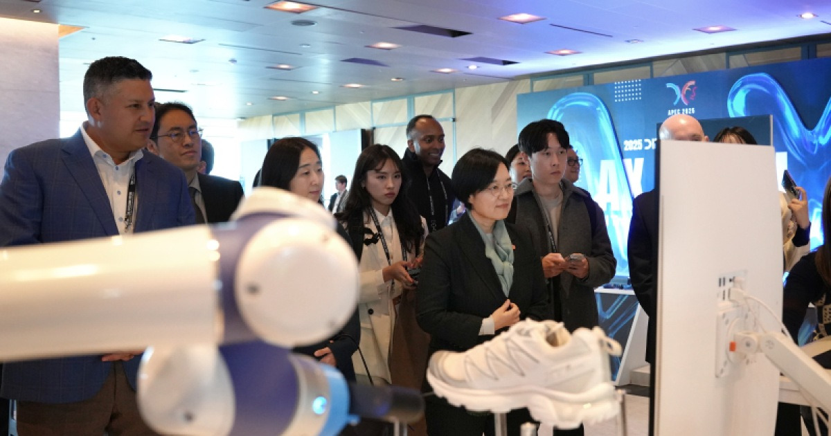 SKAI 관계사, APEC 부대행사서 AI기술 과시…한성숙 중기부 장관 방문