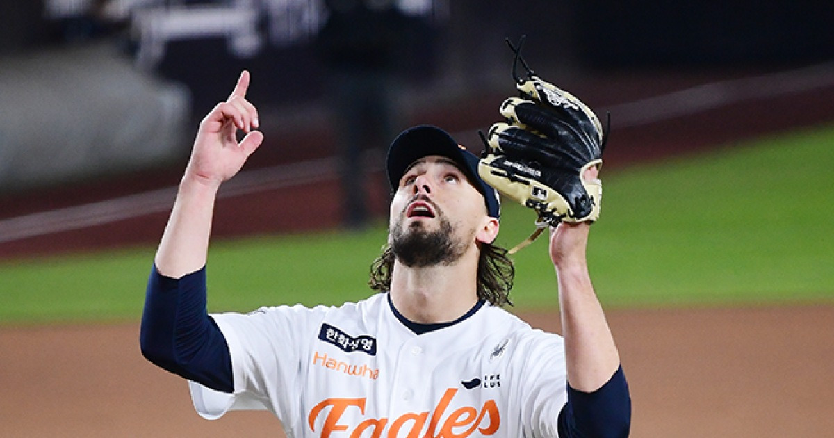 한화 와이스, 7.2이닝 7K 1실점 완벽투…LG, 불펜 김범수 상대로 1점 만회