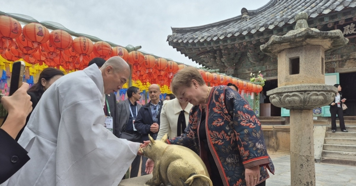 [경주 APEC] “복이 들어올까요” 게오르기에바 IMF총재 불국사 황금돼지 쓰다듬으며 경주 문화 ‘만끽’