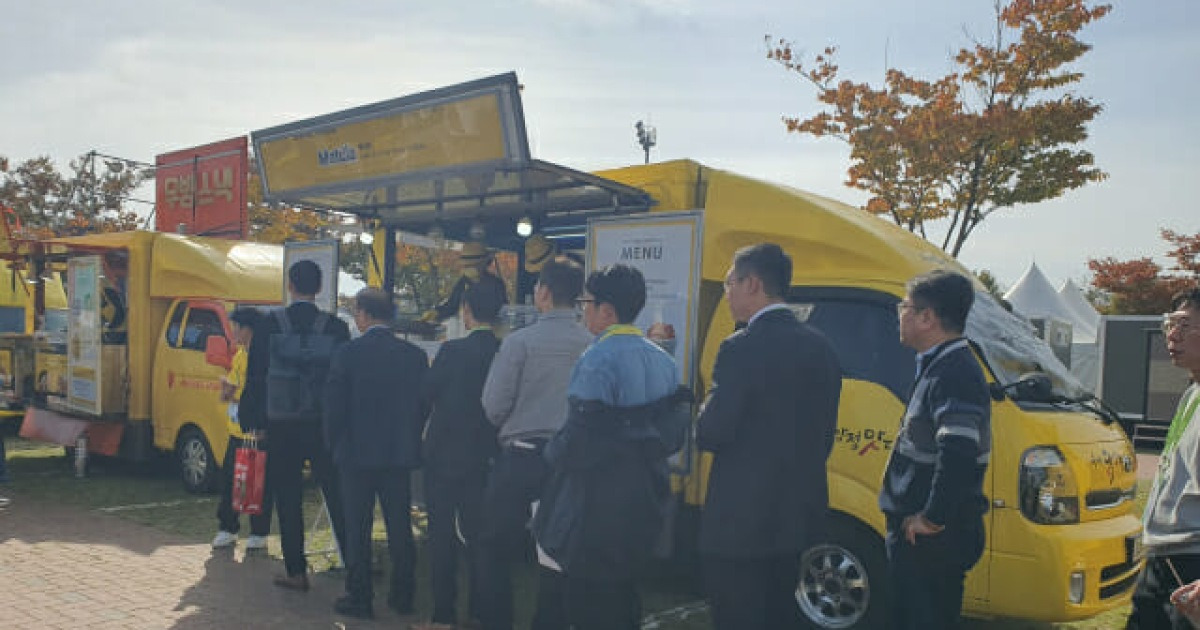 [르포] "韓 치킨, 소문대로 맛있어요"…APEC 참가자들, KB금융·롯데 덕에 K-푸드 '열광'