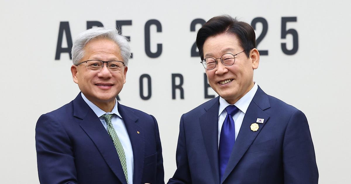 李대통령 만난 젠슨황…한국에 GPU 26만장 공급 약속[경주 APEC]