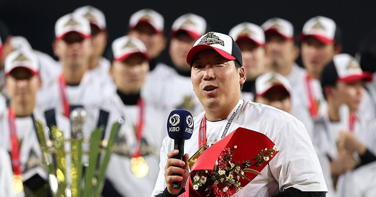 3번의 준우승 아픔 딛고 3번 우승…김현수, KS MVP 트로피 번쩍(종합)