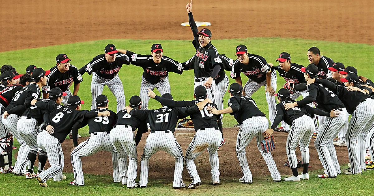 4점차도, 9회에도…LG, 한화 꺾고 2년 만에 왕좌 복귀