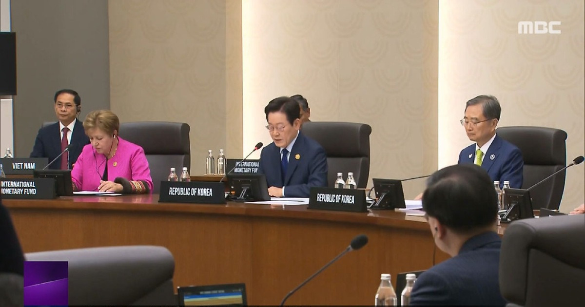 李 "힘 합쳐 공동번영"‥시진핑엔 "보고 싶었다"