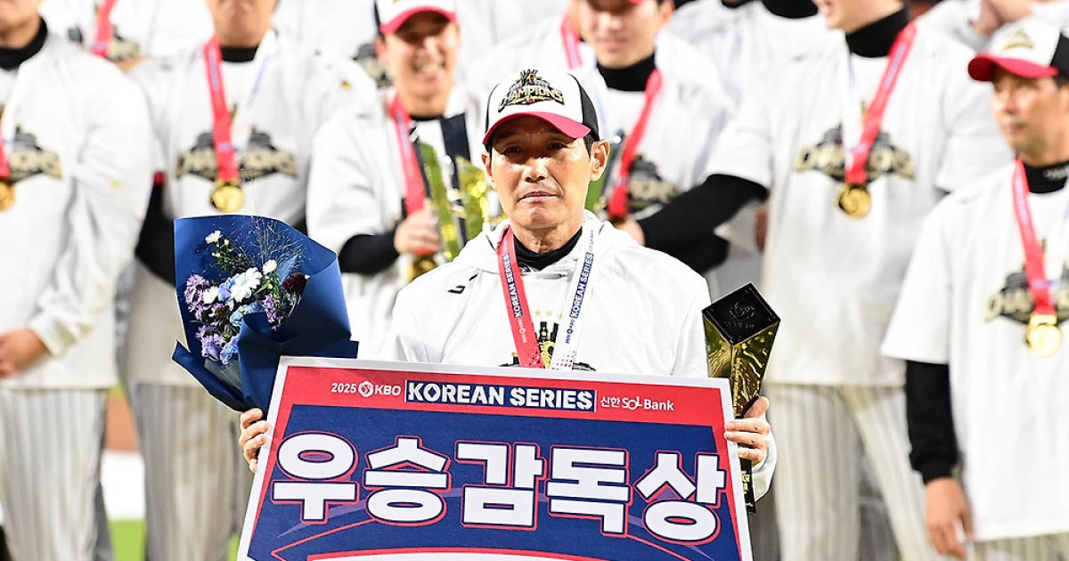 염갈량, LG 역사상 최고 '명장' 우뚝…"4차전 이기고 우승 확신, 일주일만 즐기겠다" [LG V4]