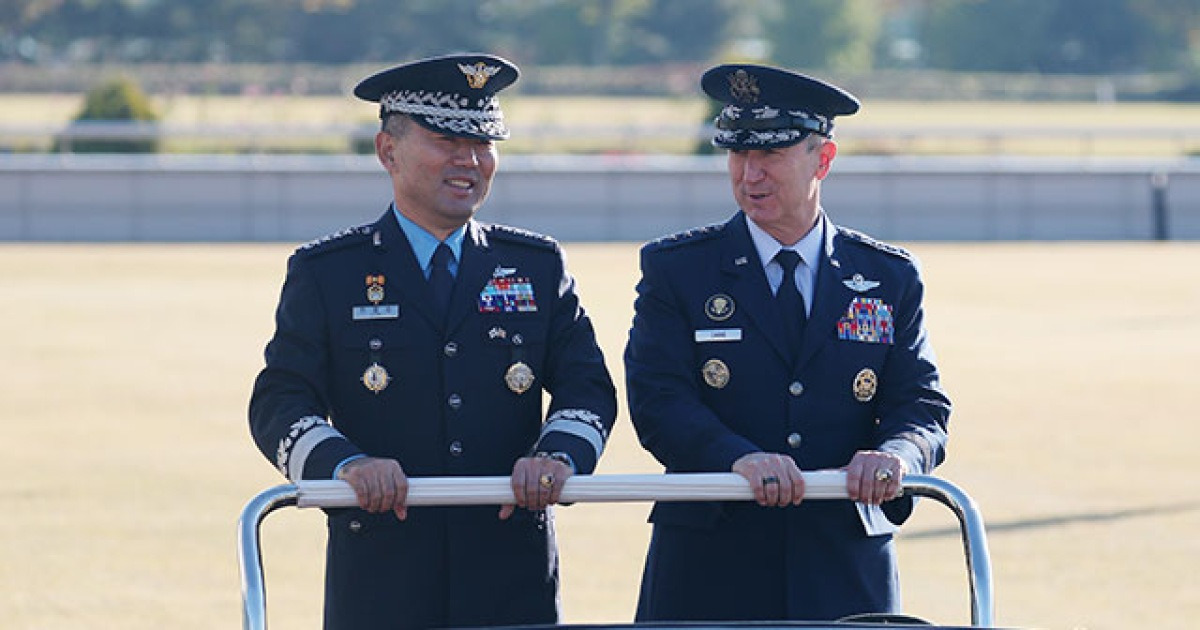 한미 합참의장 첫 연합 편대비행 공중 지휘… KF-16·F-16 등 참가