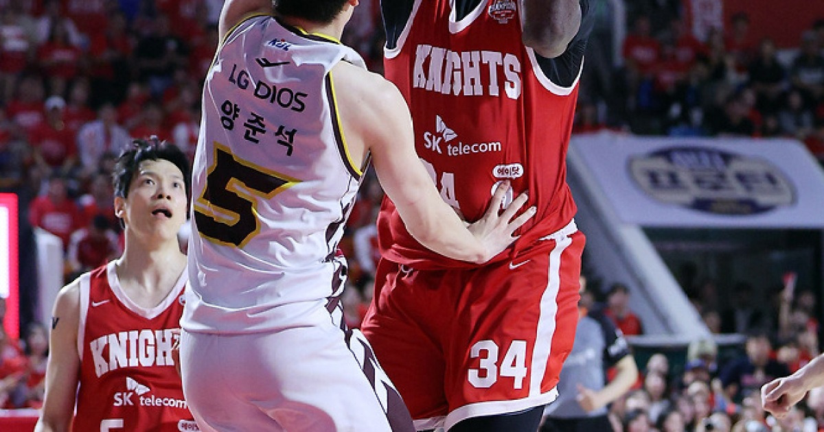 '워니 더블더블' SK, KCC에 76-68 승리…공동 7위 도약