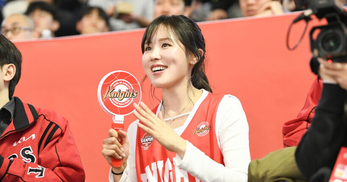 [농구장을 찾은 스타] 쇼트트랙 김아랑 'SK-KCC 직관 왔어요'