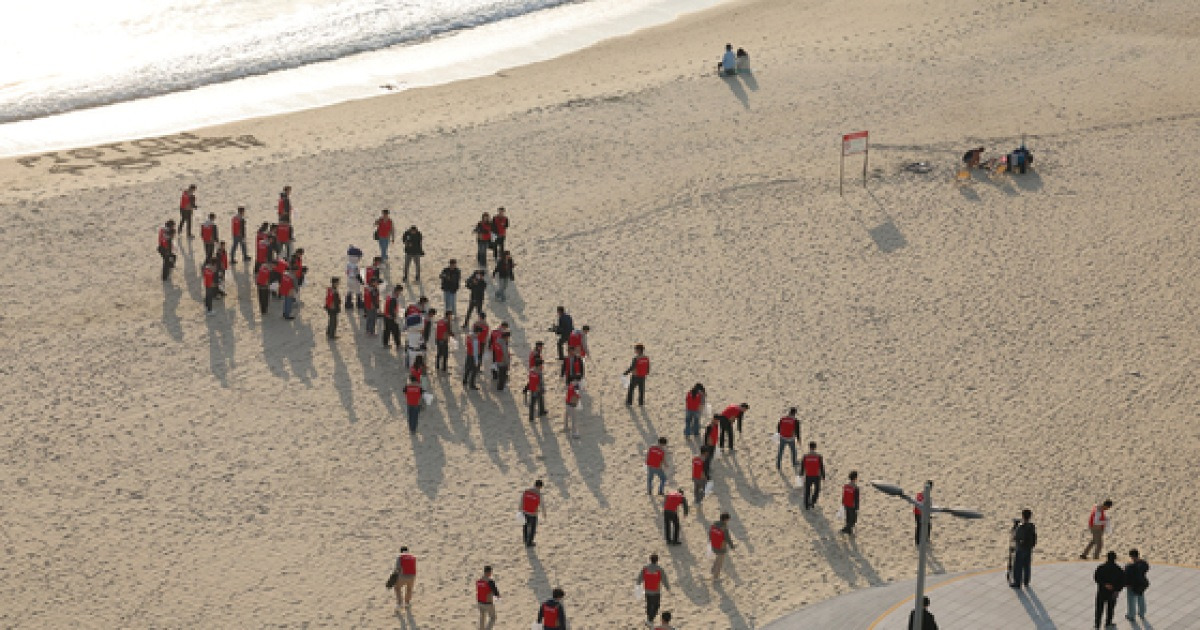 Lotte Group employees clean up the coast in Busan
