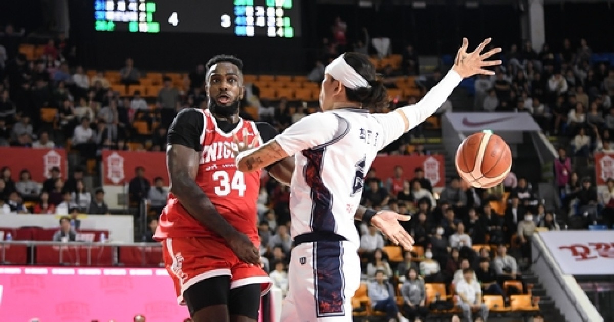 '4경기 만에 복귀' 워니, 더블더블 폭발...SK, KCC에 76-68 승리