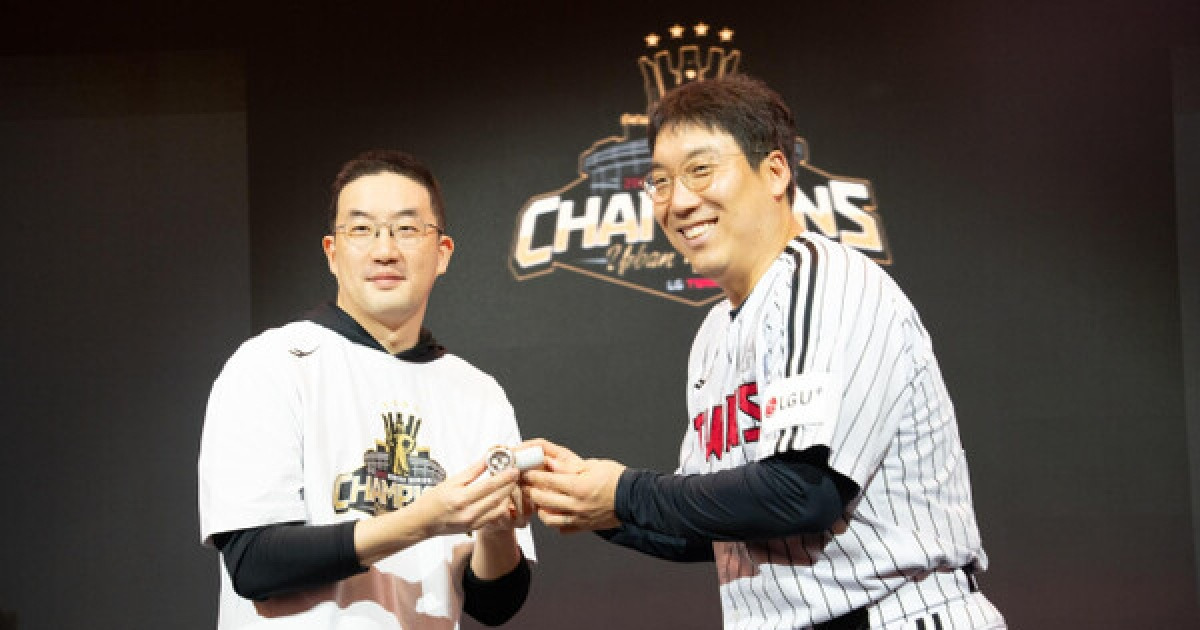 "LG 전통으로" 구광모 구단주, KS MVP 김현수에게 롤렉스 쾌척