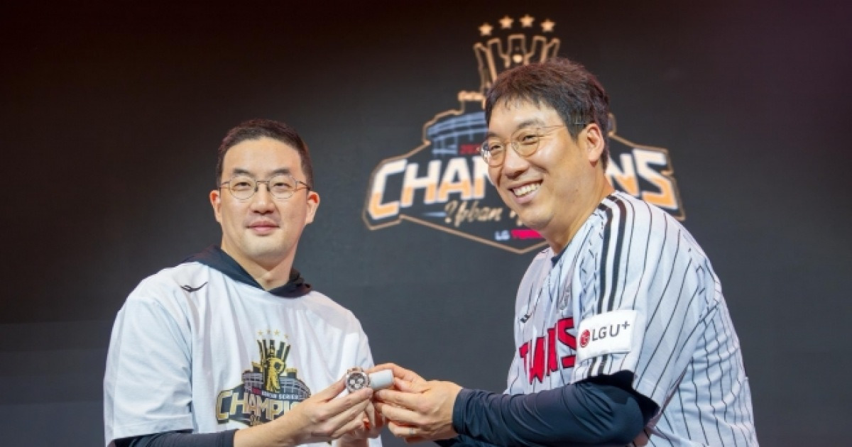 구광모 LG그룹 회장, KS MVP 김현수에 롤렉스 시계 선물…LG 우승 전통으로 남을 듯