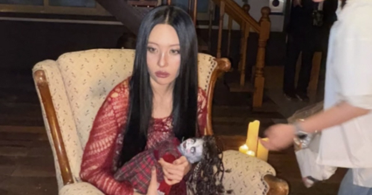 빨간 타이즈+긴 머리 늘어뜨린 섬뜩 선미 “귀신 친구들이랑”[SCin스타]