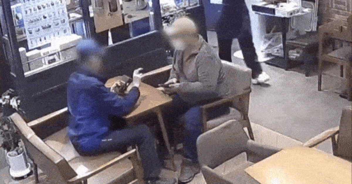 Cafe owner’s sign language greeting warms hearts online