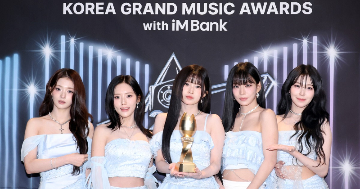 [포토]프로미스나인,KGMA 트로피 들고