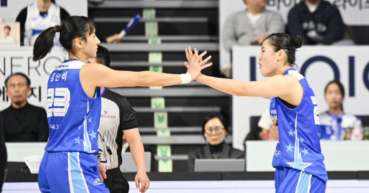 ‘이명관 21득점’ 우리은행, 신한은행 꺾고 WKBL 개막 2연패 뒤 ‘첫승’