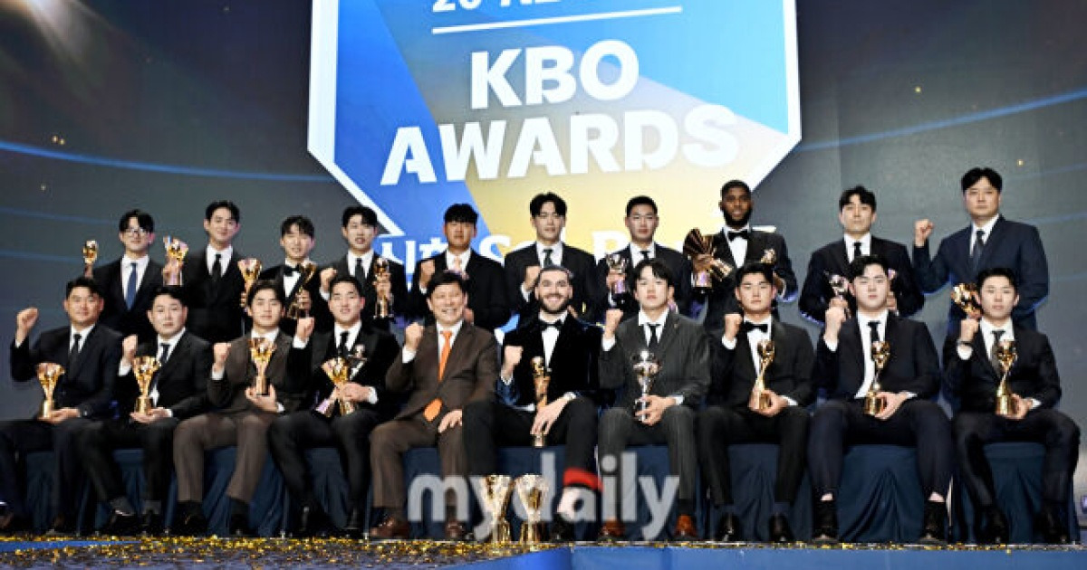 [MD포토] 파이팅 외치는 '2025 KBO 시상식' 수상자들