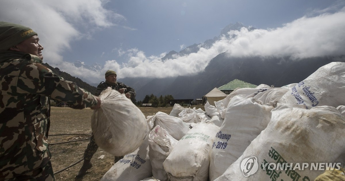 네팔, 히말라야 고봉에 쓰레기 쌓이자 등반객 수 제한 나서