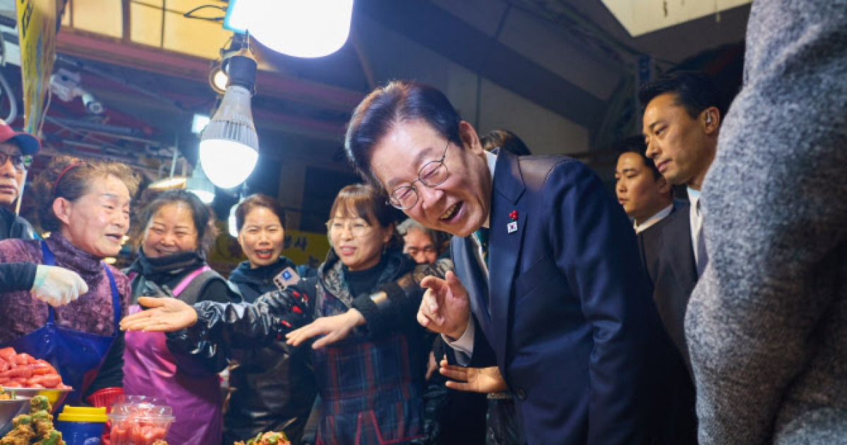 李대통령, 부산 부전시장 깜짝 방문…“먹고사는 문제 해결 최우선”