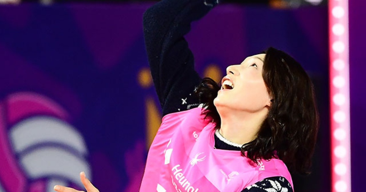 김연경 ‘크리스마스 선물같은 시구’ [MK포토]