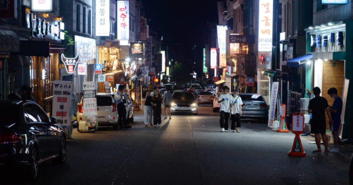 “지난해 ‘계엄’ 불황도 견뎠는데…” 골목상권 연말특수 실종