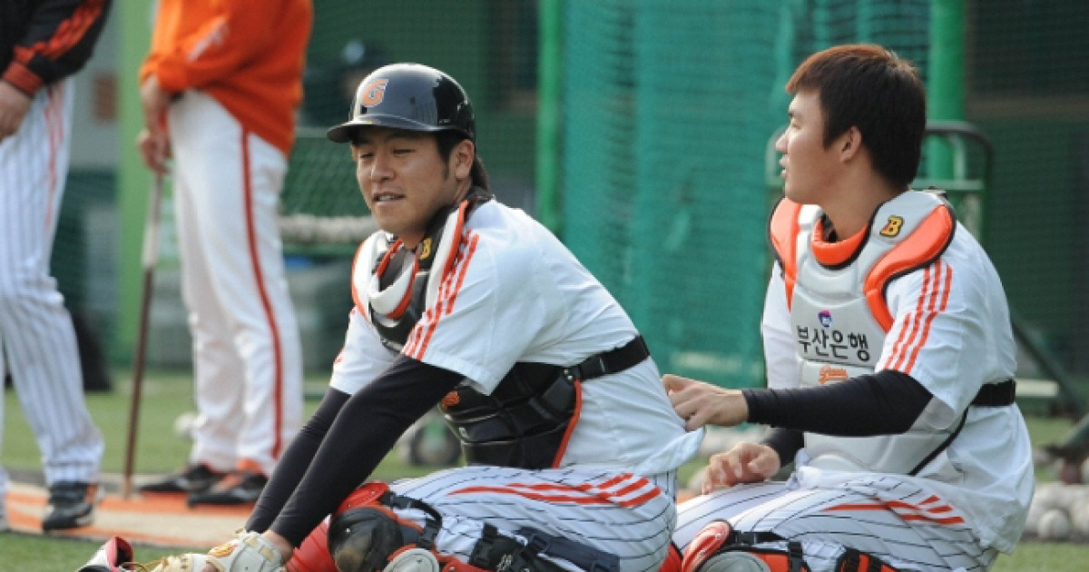 '절친' 강민호 형 도장 찍었고, 황재균 형은 은퇴해버렸다...장성우 계약은 어찌되는 건가