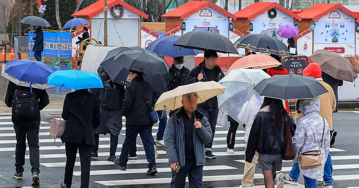 "출근길 우산·마스크 챙기세요"…오전까지 지역따라 '눈·비'(종합)