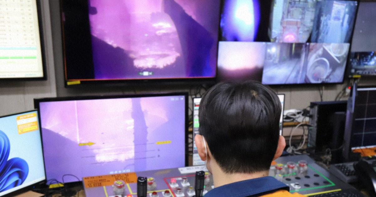 [르포]"쇳물 찌꺼기 긁던 손목 통증과 이별" AI와 동행하는 포스코 ‘김부장들’[AI시대, 일자리가 바뀐다]