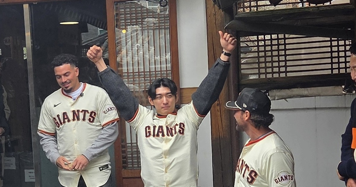 '승부욕 활활' 이정후, 새 감독도 안 봐줬다…비석치기 이기고 두손 번쩍 [현장 스케치]