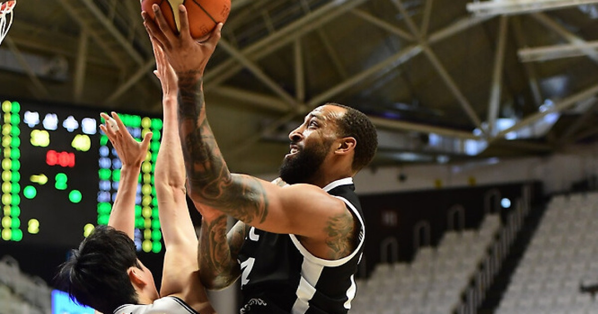 [BK 리뷰] ‘107점 폭발’ KT, 5할 승률 지켰다… 부상 악재 속에서도 KCC 꺾고 2연승!