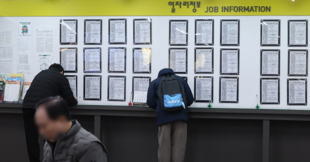 [속보]지난해 취업자수 19.3만 증가···제조·건설업 '한파' 지속