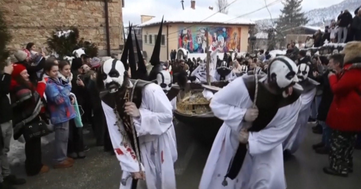 [오늘의 세계] 기발한 가면 쓰고 새해 맞는 '베브차니 카니발'