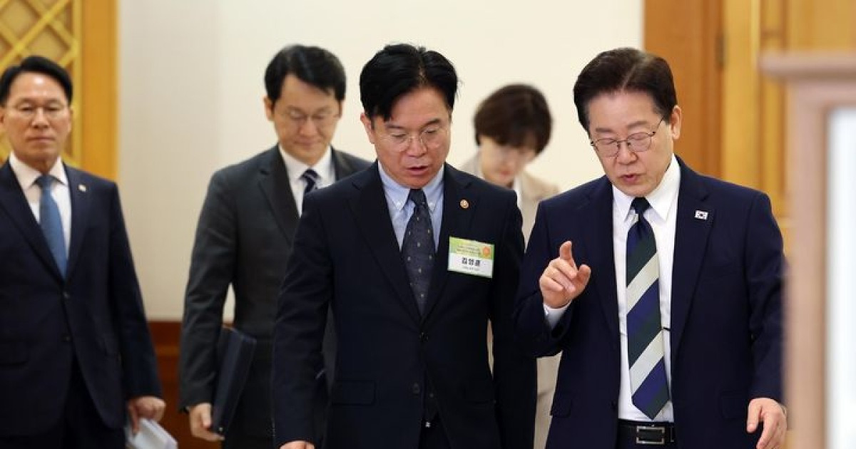 李 '삼전 노조 겨냥'에…노동장관 "교섭, 국민경제에 기여해야"