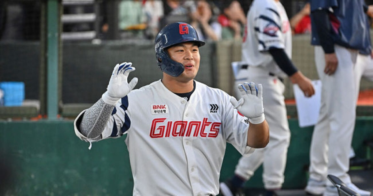 밀어쳤는데 타구속도 169.4km '괴력', 사직 무라카미 드디어 데뷔 첫 홈런 터졌다