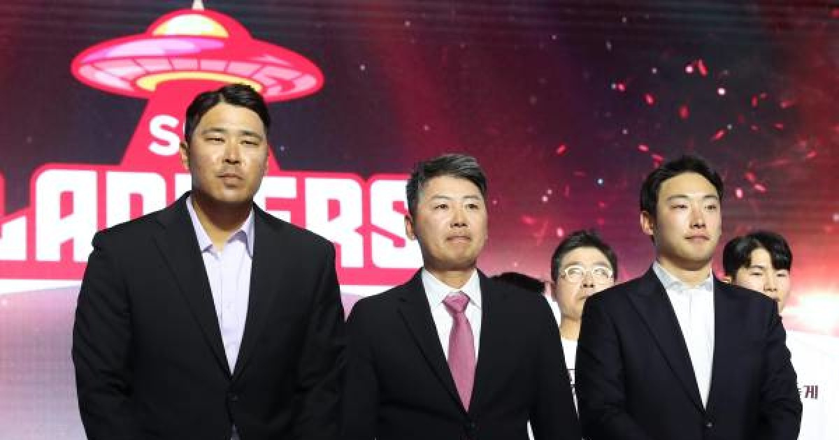 포토 Ssg랜더스 디펜딩 챔피언은 슈트 차림으로 등장