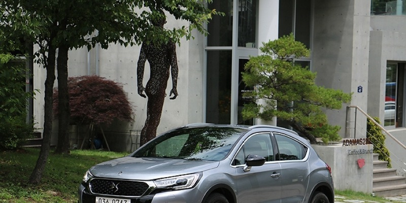 워커 신은 패셔니스타, DS4 크로스백 | 글로벌오토뉴스