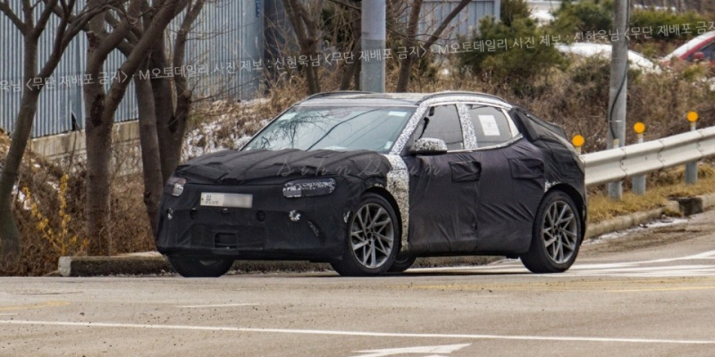 "테슬라 모델Y 잡을까?" 제네시스 'GV60·GV70e' 출시 임박. 테스트 주행 포착 | M투데이