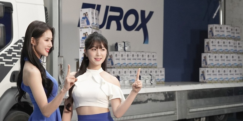 새 광고 찍은 유록스(EUROX), 촬영 현장 비하인드 컷 공개 | 로드테스트