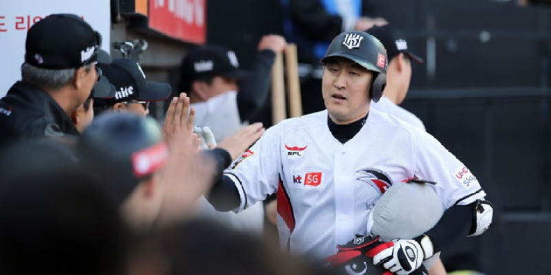 KT 유한준, 2018 신한은행 MY CAR KBO 리그 4월 MVP 선정 | KBO official