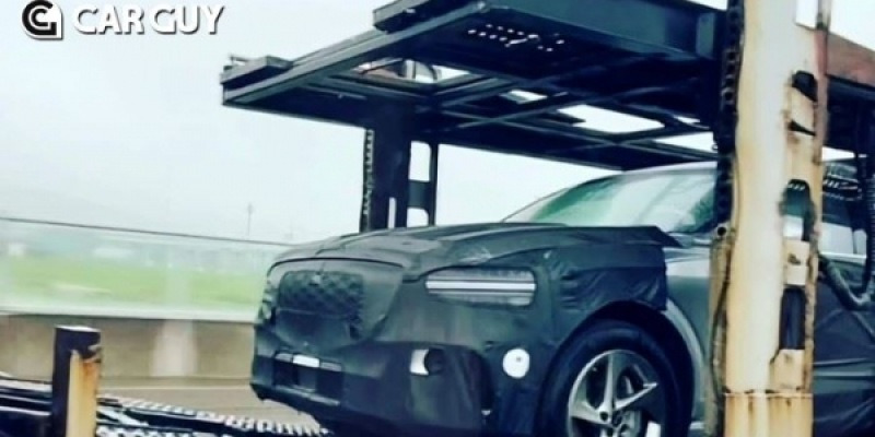 제네시스 GV70 부분변경 스파이샷 포착..MLA 탑재 눈길 | 카가이