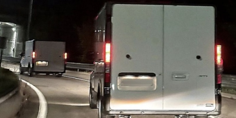 위장막 없는 현대 EV 상용 ST1 테스트카 포착..주행거리 좋아졌네 | 카가이