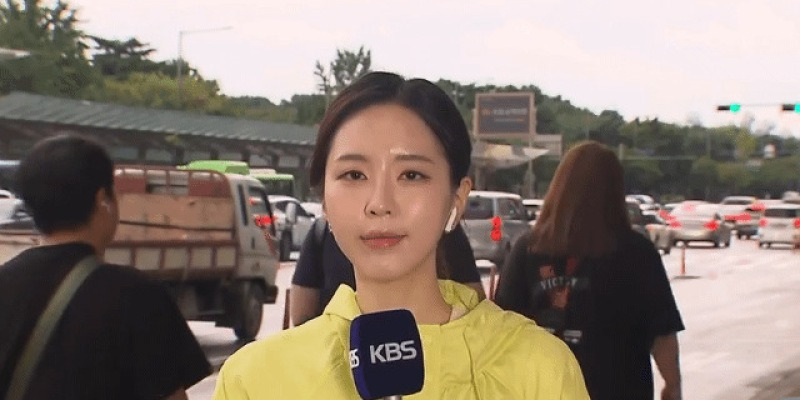 [KBS] 여의도 환승센터에 나간 정희지 기상캐스터.GIF | 에펨코리아